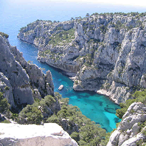 Faire de la randonnée dans les Calanques de Marseille